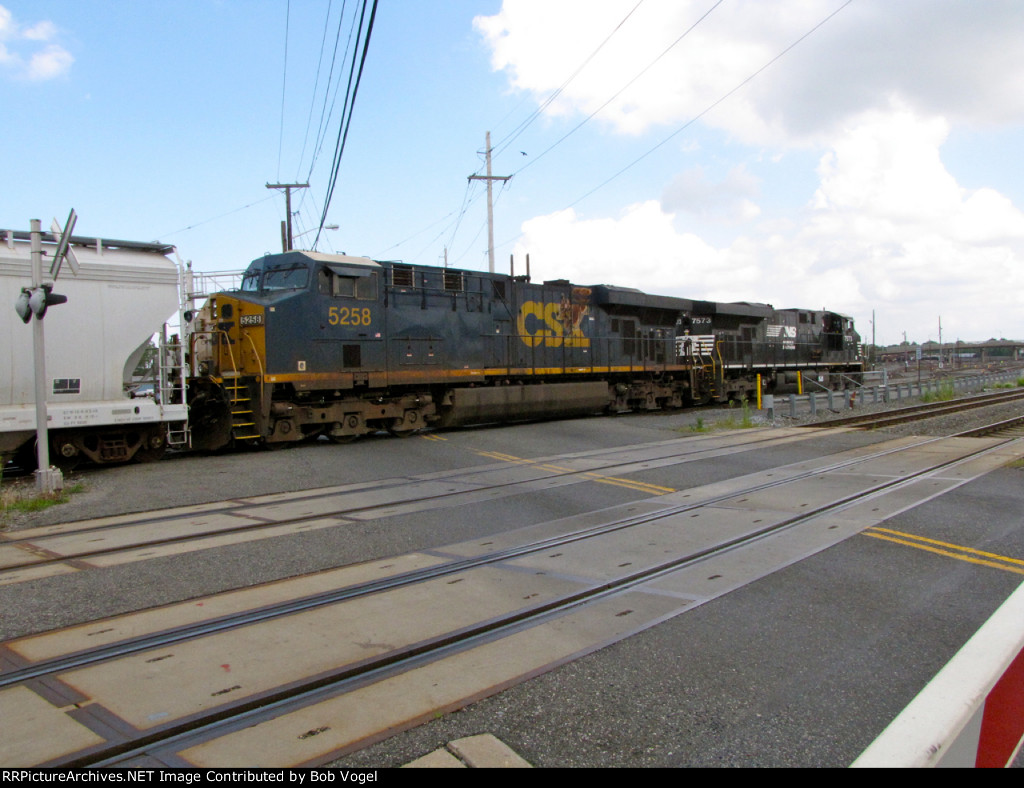 CSX 5258 and NS 7573